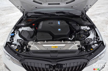 2021 BMW 330e xDrive Review | Car Reviews | Auto123