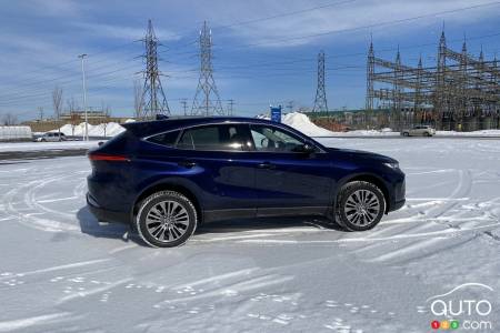 2023 Toyota Venza Hybrid review | Car Reviews | Auto123