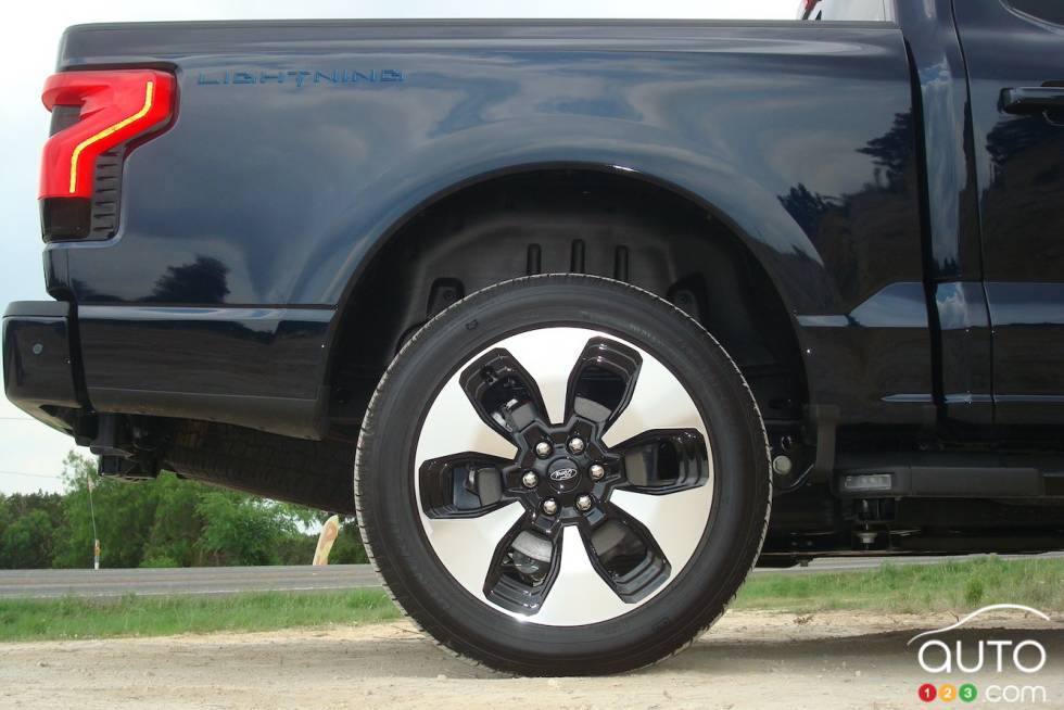 Photos du Ford F-1250 Lightning 2022 | Auto123