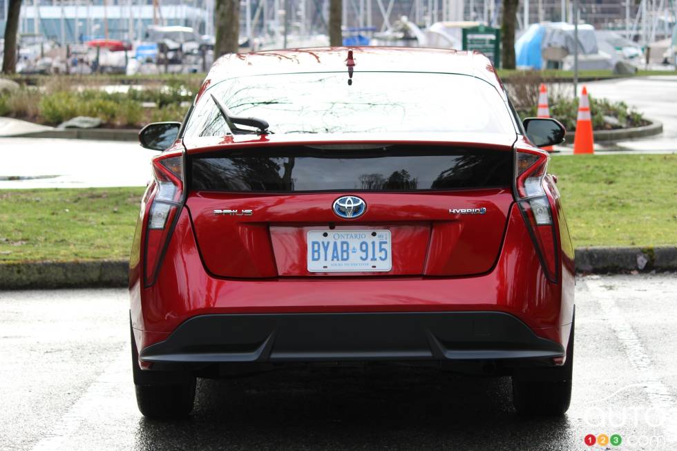 2016 Toyota Prius pictures | Auto123