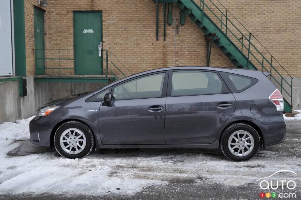2016 Toyota Prius V pictures | Photo 2 of 16 | Auto123