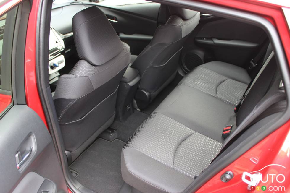 2016 Toyota Prius pictures | Auto123