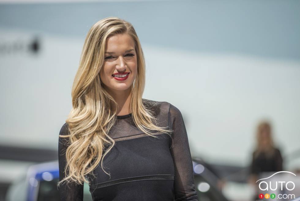 2014 Detroit auto-show booth babes pictures | Auto123