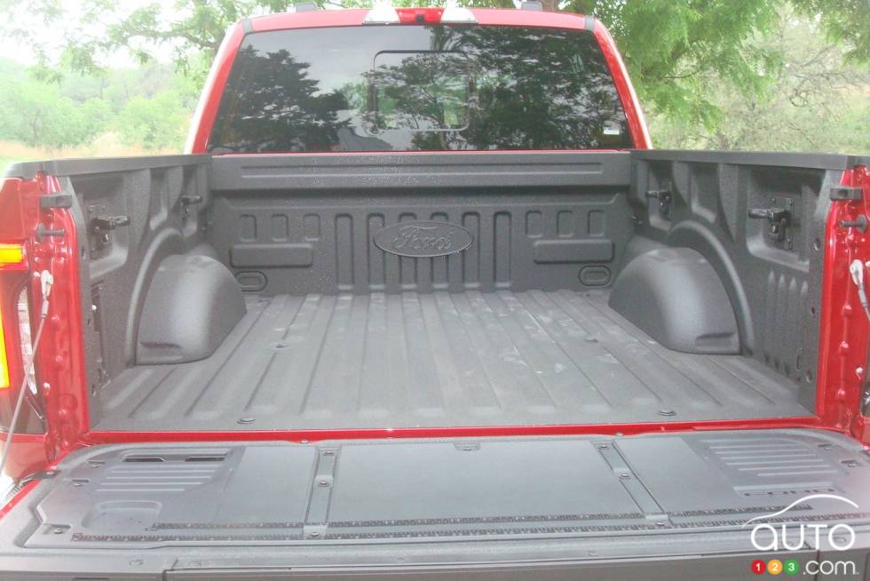 Photos du Ford F-1250 Lightning 2022 | Auto123