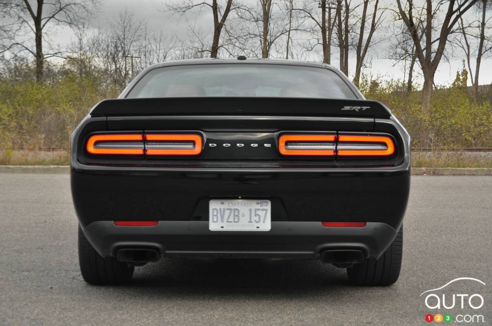 2015 Dodge Challenger SRT Hellcat pictures | Auto123