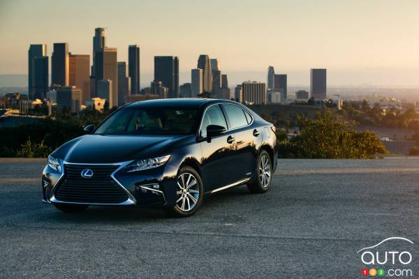 2016 Lexus ES 300h pictures | Auto123