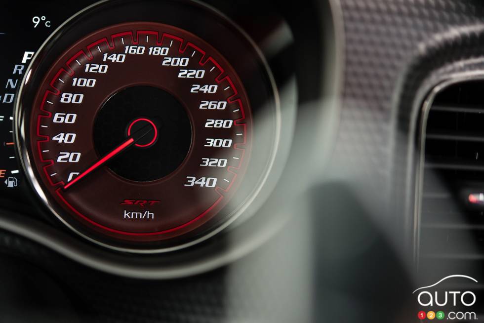 2015 Dodge Charger SRT Hellcat pictures | Auto123